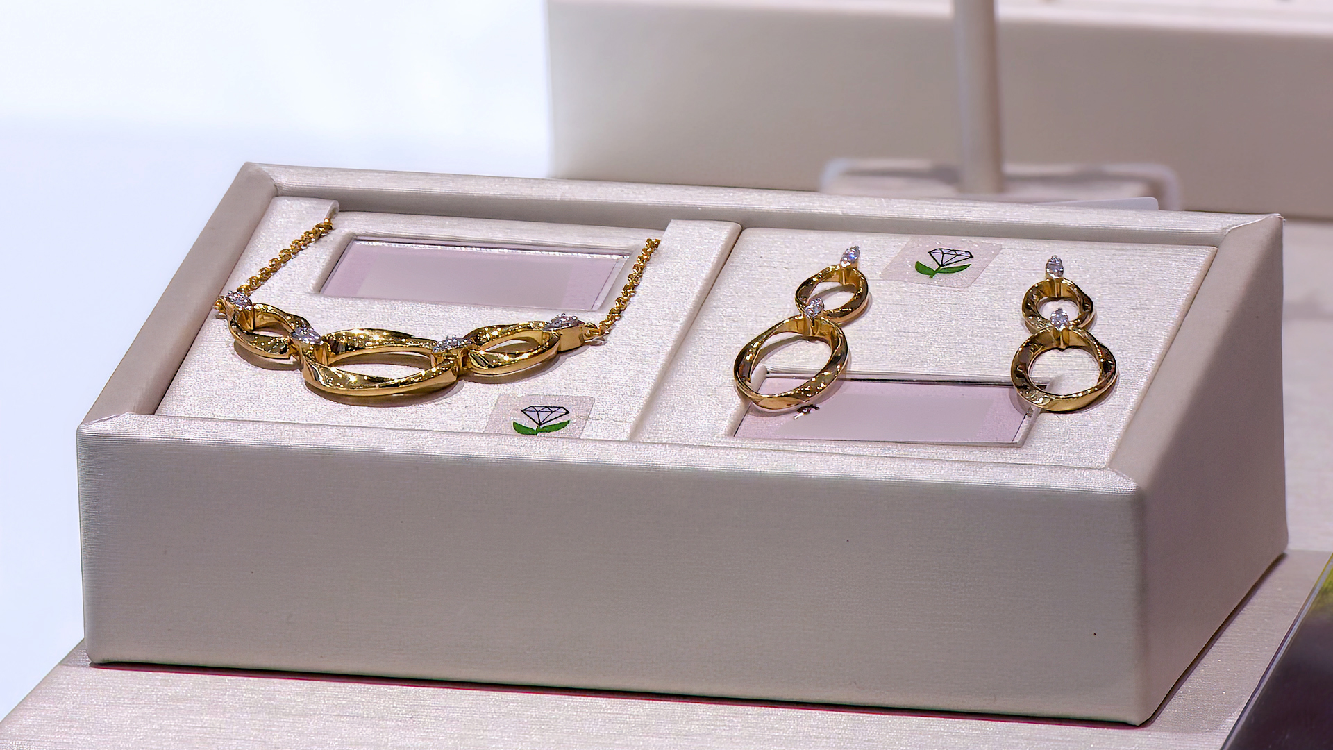 Finding The Perfect Gift At Ben Moss – Marc and Mandy Show